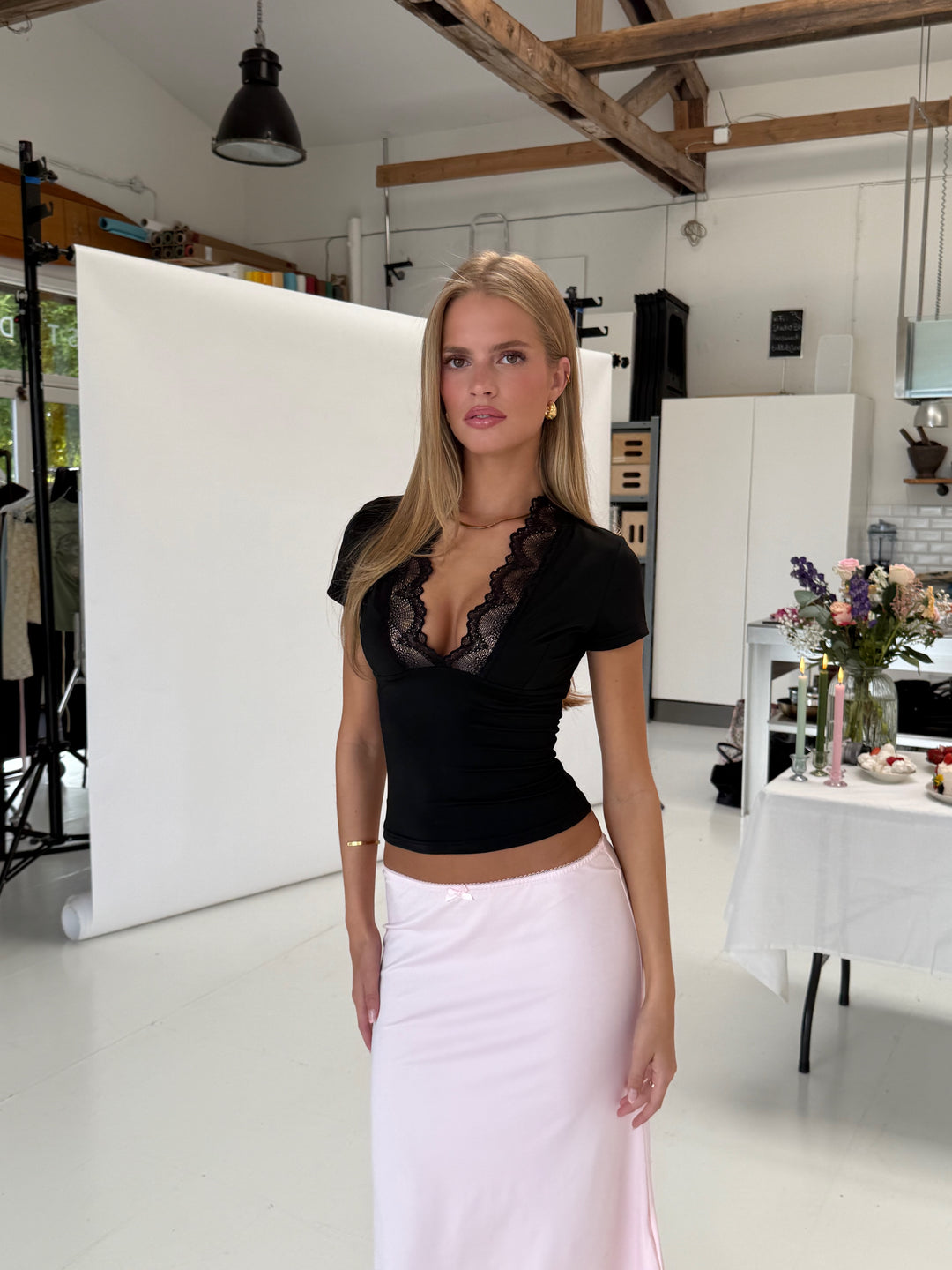 Lucia basic lace tee - sort – VENDERBY'S